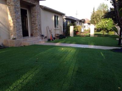 Cina funzionale del giardino di 25mm multi del tappeto artificiale verde fertile dell'erba in vendita