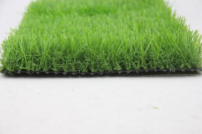 中国 25mmの緑豊かな緑の庭の人工的な草のカーペットの多機能 販売のため