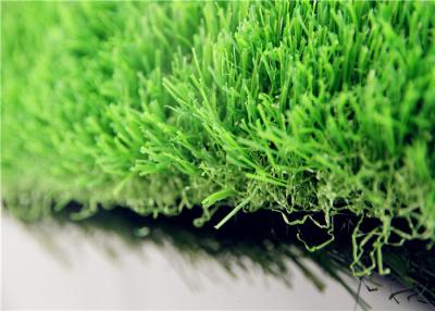 Cina Materiale artificiale molle eccellente del PE pp di Dtex dell'erba 6800 giardino/del campo da giuoco in vendita