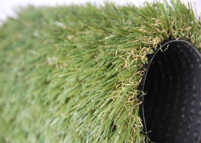 Cina Erba artificiale sembrante naturale del tetto domestico del balcone di 13500 Dtex per i cani in vendita