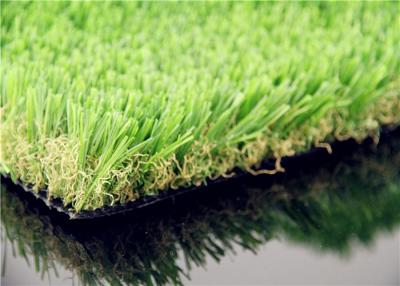 Cina Prati inglesi falsi dell'erba del tappeto erboso artificiale decorativo del giardino 16800 punti/densità di metro quadro in vendita