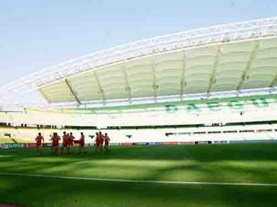 Cina Rivestimento falso del lattice dei prati inglesi dell'erba del tappeto erboso artificiale di calcio di altezza 50MM del mucchio in vendita
