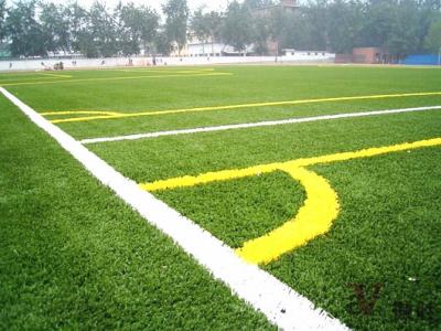 Cina Il sintetico artificiale del tappeto erboso di calcio amichevole di Eco erba l'elasticità eccellente in vendita