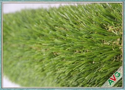 Cina Lo speciale C modella il tappeto erboso falso della decorazione artificiale all'aperto delicatamente delicata dell'erba in vendita
