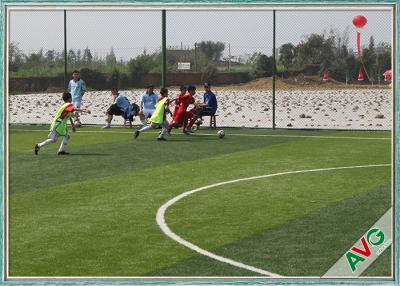 Cina Erba sintetica del tappeto erboso di buon di drenaggio calcio di prestazione con altezza di 50MM in vendita
