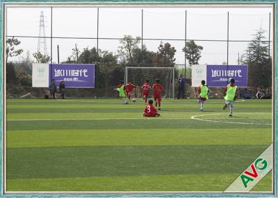 Cina Morbidezza artificiale della superficie di pienezza dell'erba del tappeto erboso di calcio di 14500 Dtex per il gioco dei bambini in vendita