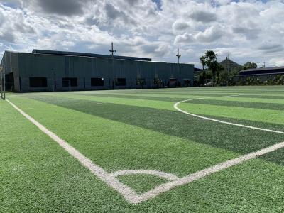 China Largura artificial reforçada 4.0m do rolo do relvado do futebol do verde do campo à venda