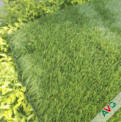 中国 密な表面およびまっすぐで永続的なヤーンの3茎が付いている二色のフットボールの人工的な泥炭 販売のため