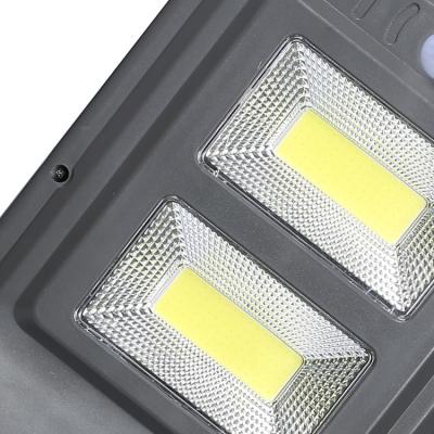 Cina Gli ABS rivestono tutti in un'iluminazione pubblica solare del LED con la batteria del fosfato del ferro del litio in vendita