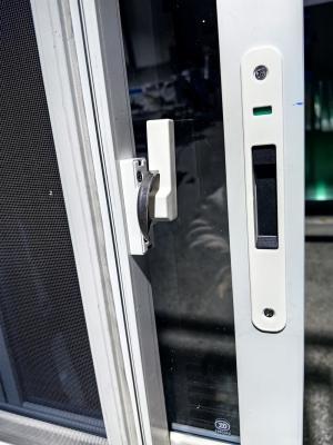 Китай Алюминиевый сплав первичный цвет двойной сдвижной окна с сенсорным блокировкой продается