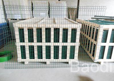 Cina Maglia su misura dell'acciaio dolce che recinta i pannelli, recinto di filo metallico della saldatura dell'autostazione con la posta rotonda in vendita