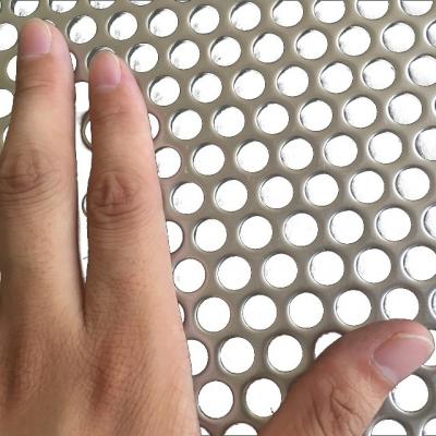 Cina Industria Piastra perforante rotonda con piccolo buco pannelli metallici a lamiera perforati da 0,5 mm con resistenza alla corrosione e piccoli buchi rotondi in vendita