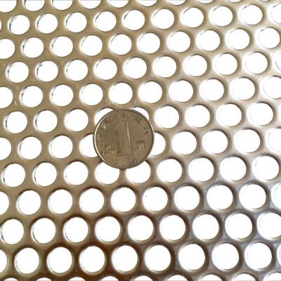 Cina Industria Piastra perforante rotonda con piccolo buco pannelli metallici a lamiera perforati da 0,5 mm con resistenza alla corrosione e piccoli buchi rotondi in vendita