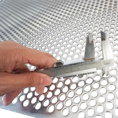 Cina Industria Piastra perforante rotonda con piccolo buco pannelli metallici a lamiera perforati da 0,5 mm con resistenza alla corrosione e piccoli buchi rotondi in vendita