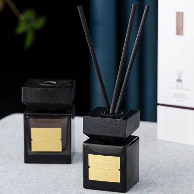 Cina Bottiglia di vetro nera con l'aroma di legno Reed Diffuser And Oil 100ml del coperchio DPMA in vendita