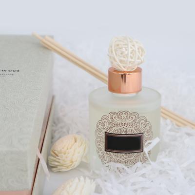中国 Solaの花が付いている丸ビンのギフト セット香りのリードの拡散器贅沢な126ml 販売のため