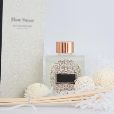中国 Solaの花が付いている丸ビンのギフト セット香りのリードの拡散器贅沢な126ml 販売のため
