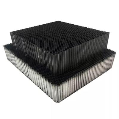 Cina A1 ignifuge 1220*2440mm Honeycomb in alluminio con foro esagonale o personalizzato in vendita