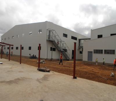 China Caliente sumergido galvanizó la estructura de acero ligera Warehouse para la durabilidad y la protección máximas en venta