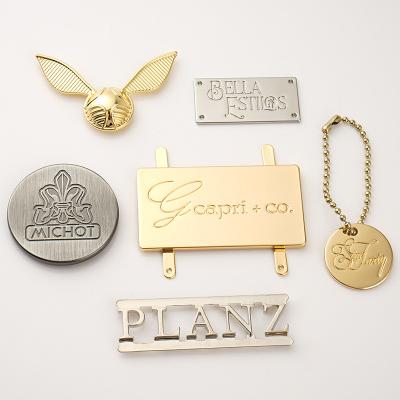 China Metal Plates Logos for Handbag Custom Logo Sewing Clothing Labels Gold Metal Purse Tags à venda