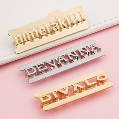 Cina Small Metal Letters Plate Label for Purse and Wallet Eco-friendly Handbag Accessories in vendita