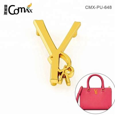 中国 Custom Zinc Alloy Tag for Bag Accessories Small Gold Metal Letter Plate Design 販売のため