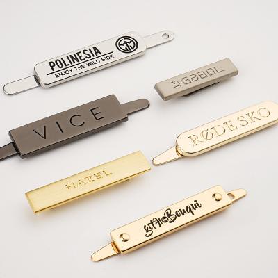 China Customized Engraved Logo In Metal Color Gold Rose Bag Label Ecofriendly Hardware à venda