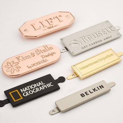 China Customized Engraved Logo In Metal Color Gold Rose Bag Label Ecofriendly Hardware à venda
