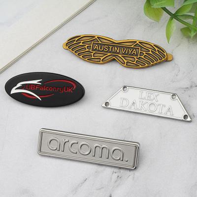 中国 Customized Handbag Metal Label with Engraved Logo and Gunmetal Finish Screw Fixation 販売のため