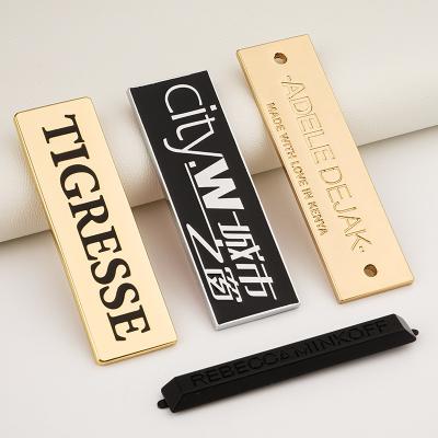 中国 Customized Handbag Metal Label with Engraved Logo and Gunmetal Finish Screw Fixation 販売のため