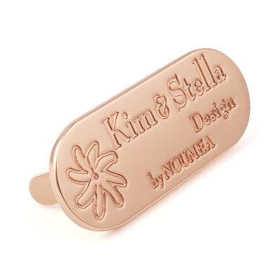中国 Rose Gold Custom Logo Metal Label for Fashion Designer Handbags User-Friendly Design 販売のため