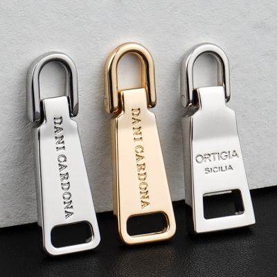 China Non Lock Slider Type Gold Bag Zip Pulls with Custom Engraved Logo and Silver Puller Te koop