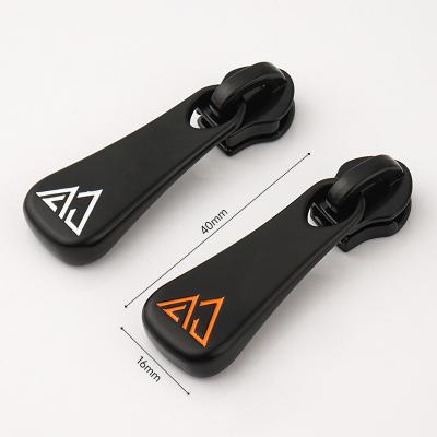 Cina Custom Engraved Logo Metal Zipper Puller for 5 Zipper Bag Clothes Backpack Customized in vendita