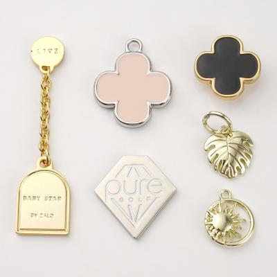 Cina Custom Size Clothing Fashion Design Purse Letters Logo Tag Metal Gold Logo Charm for Bags in vendita