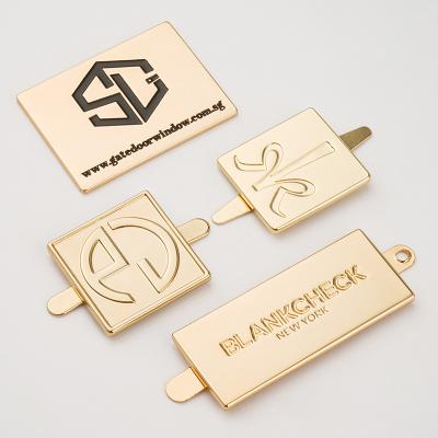 Cina Customized Logo Designer Metallic Purse Label Plate Tag Embossed Metal Label for Handbags in vendita
