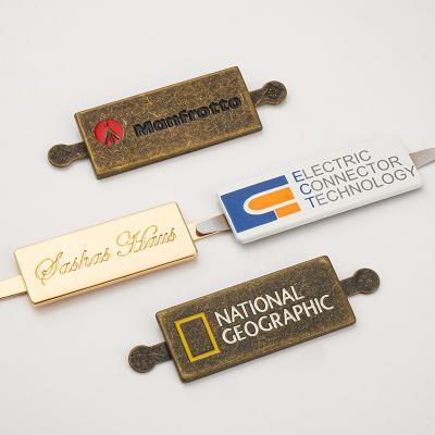Cina Customized Logo Designer Metallic Purse Label Plate Tag Embossed Metal Label for Handbags in vendita