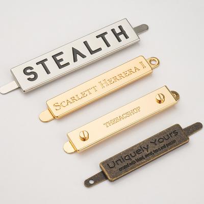 Cina Customized Logo Designer Metallic Purse Label Plate Tag Embossed Metal Label for Handbags in vendita