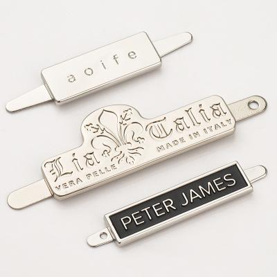 Cina Customized Logo Designer Metallic Purse Label Plate Tag Embossed Metal Label for Handbags in vendita