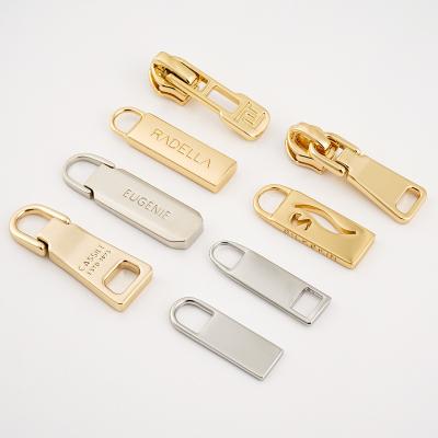 Cina 5 Zipper Pull Logo Engraved Gold Zipper Head Puller for Handbags Custom Zipper Pulls in vendita