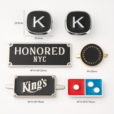 Cina Bag Hardware Design Silver Embossed Logo Metal Label Tag Custom Metal Logo For Bag in vendita
