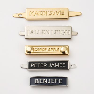 China Purse Hardware Custom Metal Plate Logo Gold Plated Metal Tag Silver Embossed for Bag Te koop