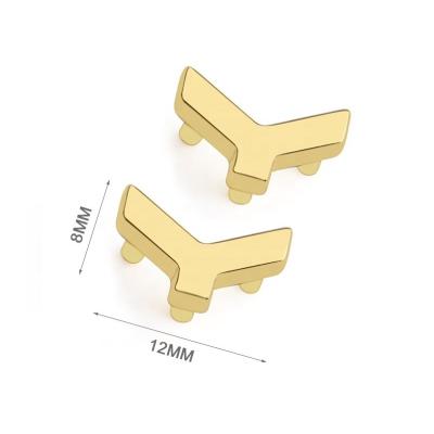 China Handbag Accessories Small Metal Logo Tags with Custom Gold Design Te koop