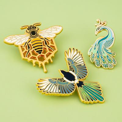 Cina Customized Hard Enamel Lapel Badge Sailboat Brooches for Gift Backpack Hats Decoration in vendita