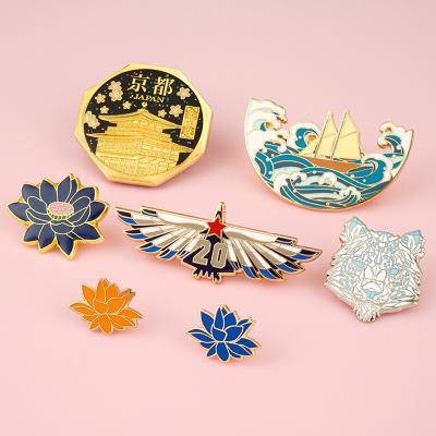 Cina 6 Color Print Method Enamel Pins Enamel Bee Pin Metal Badges Custom Metal Pin for Clothing in vendita