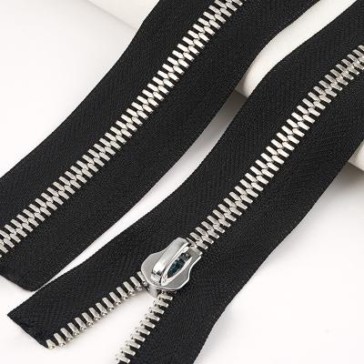 China Jacket Zipper Metal Silver Teeth Metal Zipper Strip for Leather Bags Metal Type Brass zu verkaufen