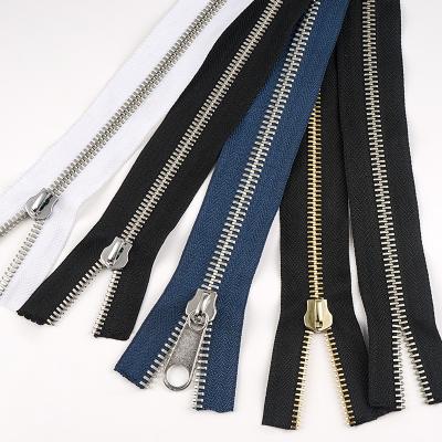 China Jacket Zipper Metal Silver Teeth Metal Zipper Strip for Leather Bags Metal Type Brass zu verkaufen
