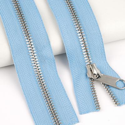 中国 5 Silver Metal Teeth Zipper Roll for Exclusive Designer Wear 販売のため