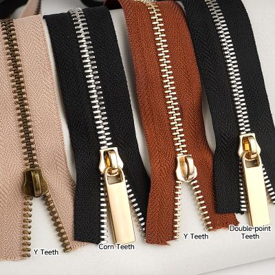 中国 5 Silver Metal Teeth Zipper Roll for Exclusive Designer Wear 販売のため
