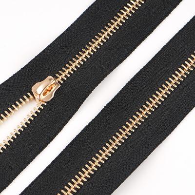 中国 5 Gold Teeth Metal Zipper Tape By The Yard for Clothing and Bag Embellishments 販売のため