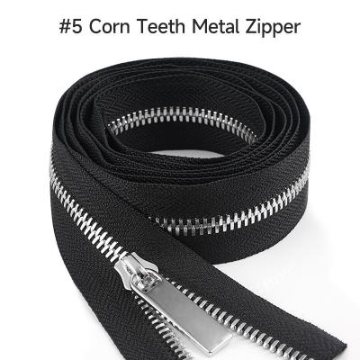 Cina Customized Pantone Color Brass Metal 5 Corn Teeth Zipper for Garment Bags in vendita